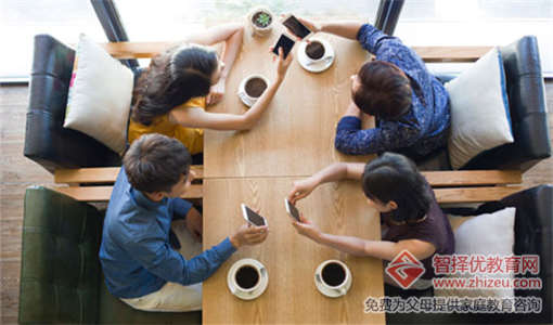 初中生手机成瘾危害大,可你知道手机成瘾有哪些表现吗? 智择优择校平台